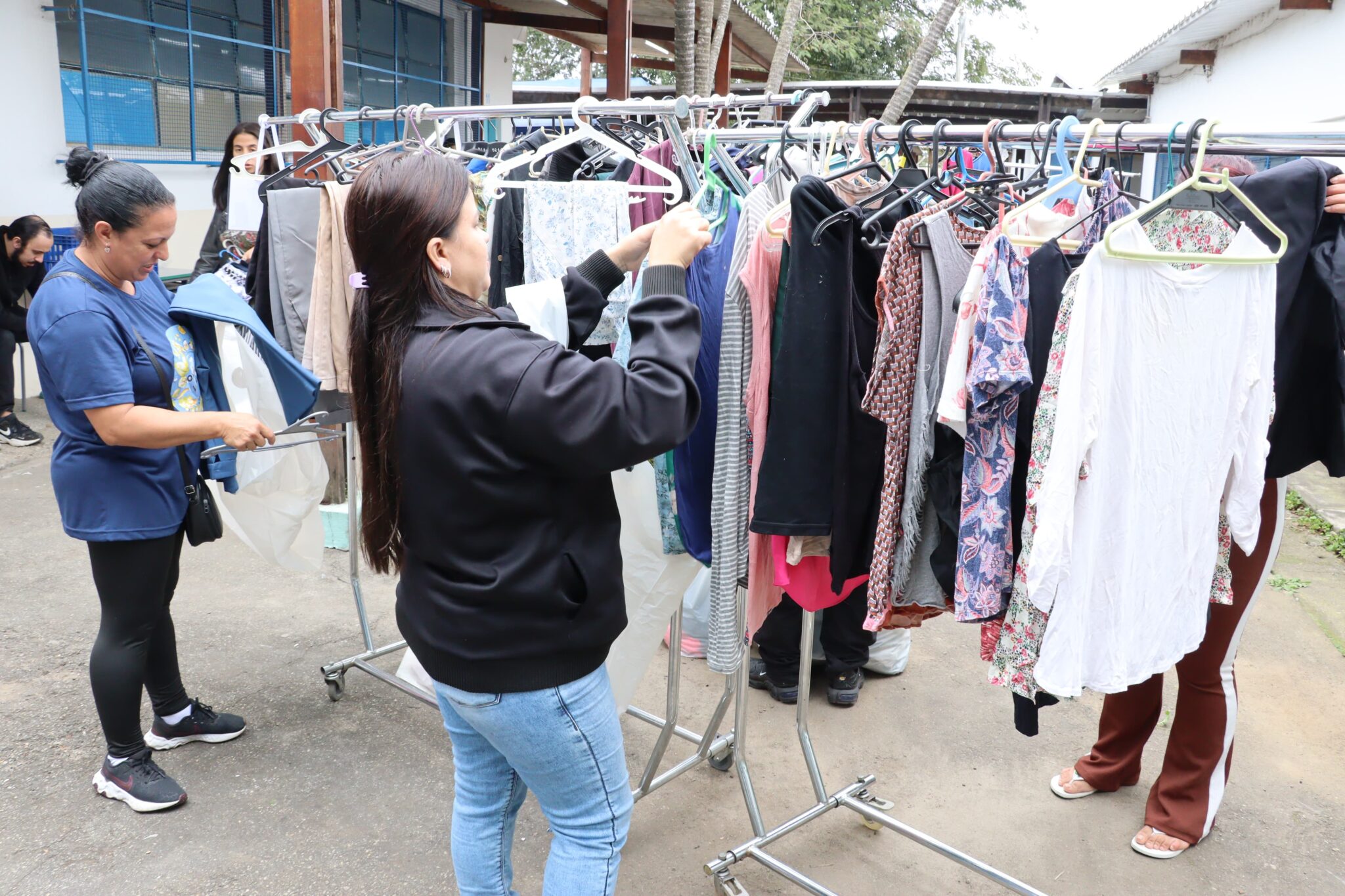 Fundo Social distribui mais de 12 mil peças no 1º Bazar Solidário da ...